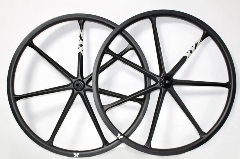 Road Bike Wheels Explained : Materials and Aerodynamic Performance